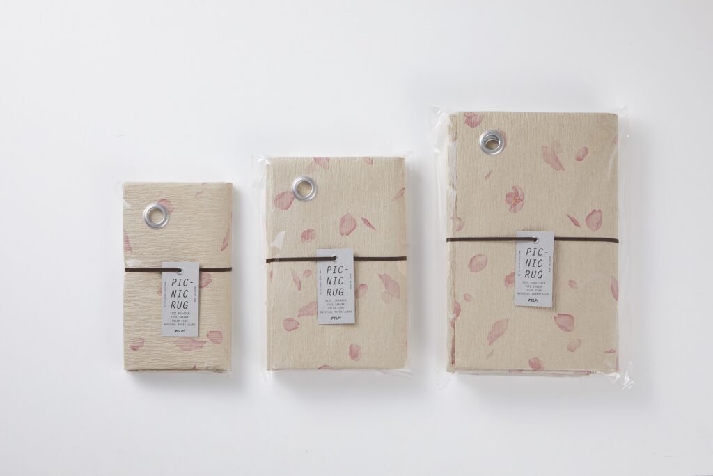 サクラ柄のピクニックラグでウェルビーイングな時間を。累計10万枚の再生紙レジャーシートから新デザインが発売開始 | PELP!